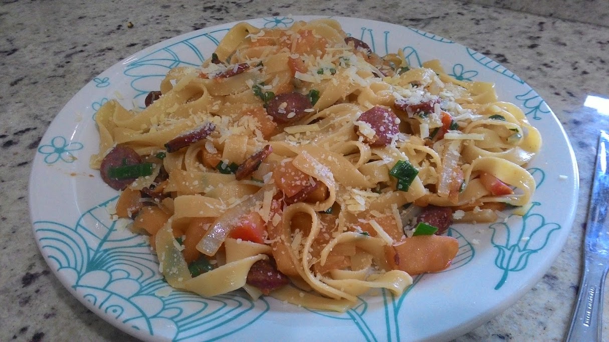 Receita de macarrão talharim com calabresa delicioso